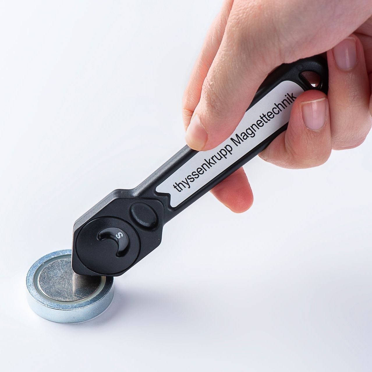 Mechanical magnetic pole finder - ThyssenKrupp Magnettechnik