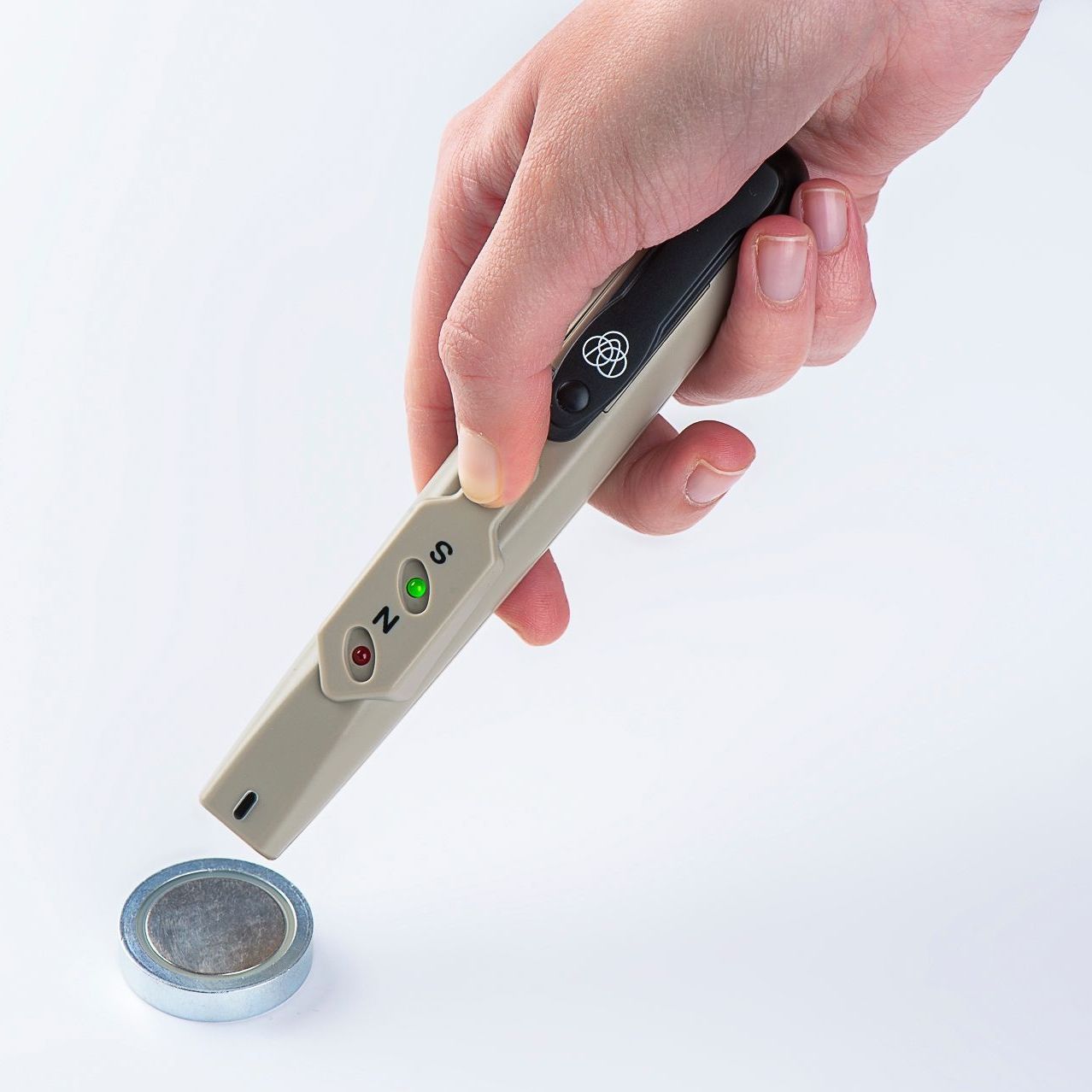 Electronic magnetic pole finder - ThyssenKrupp Magnettechnik