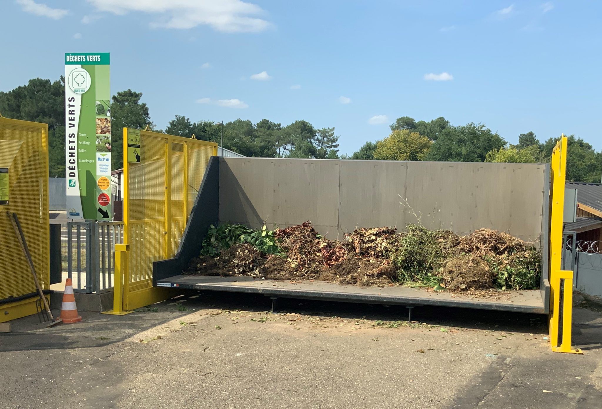 Protective barrier - KOUROU - GILLARD SAS - for loading docks / waste ...