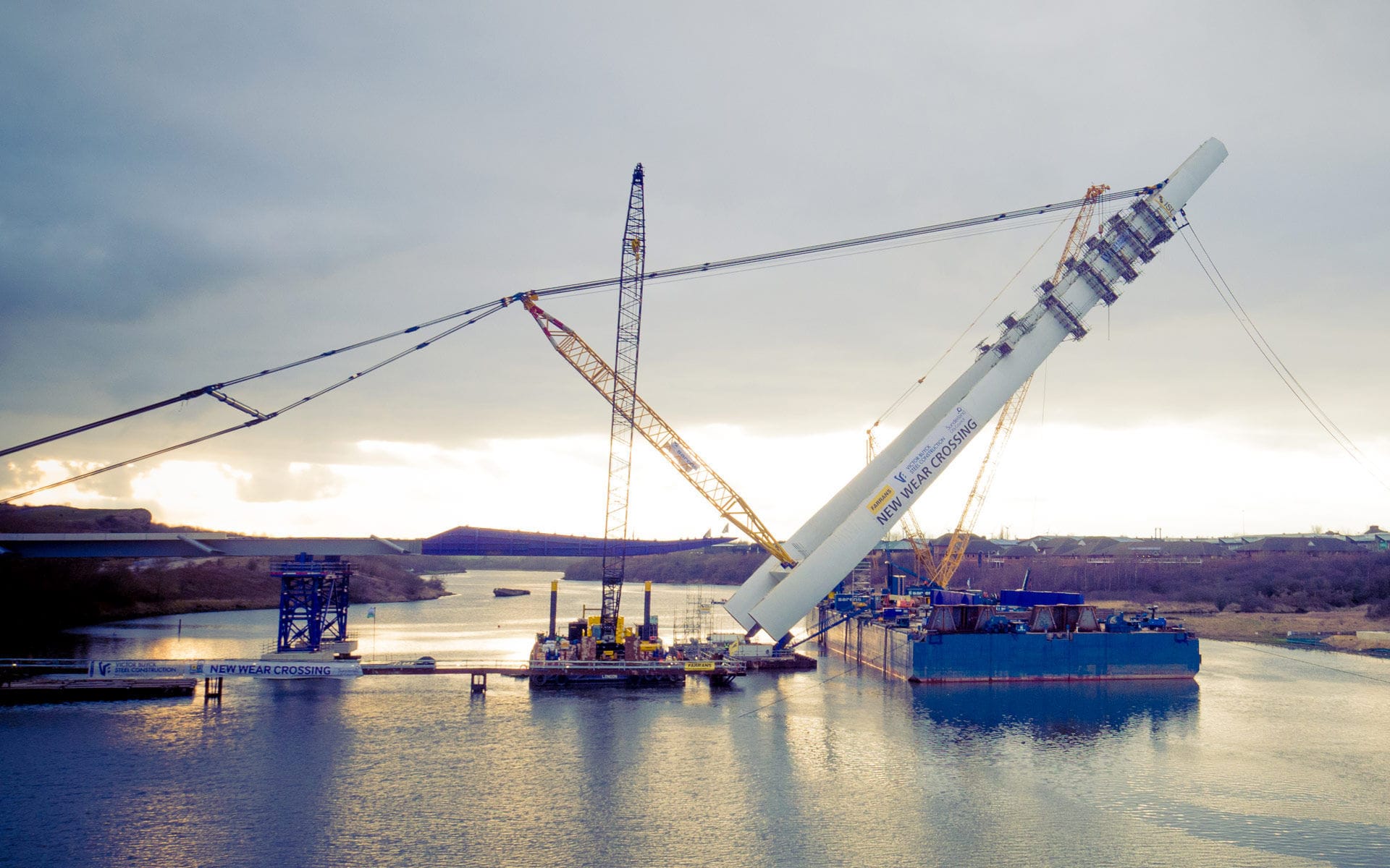 Barge crane - Sarens Group - for marine applications / lifting / transport
