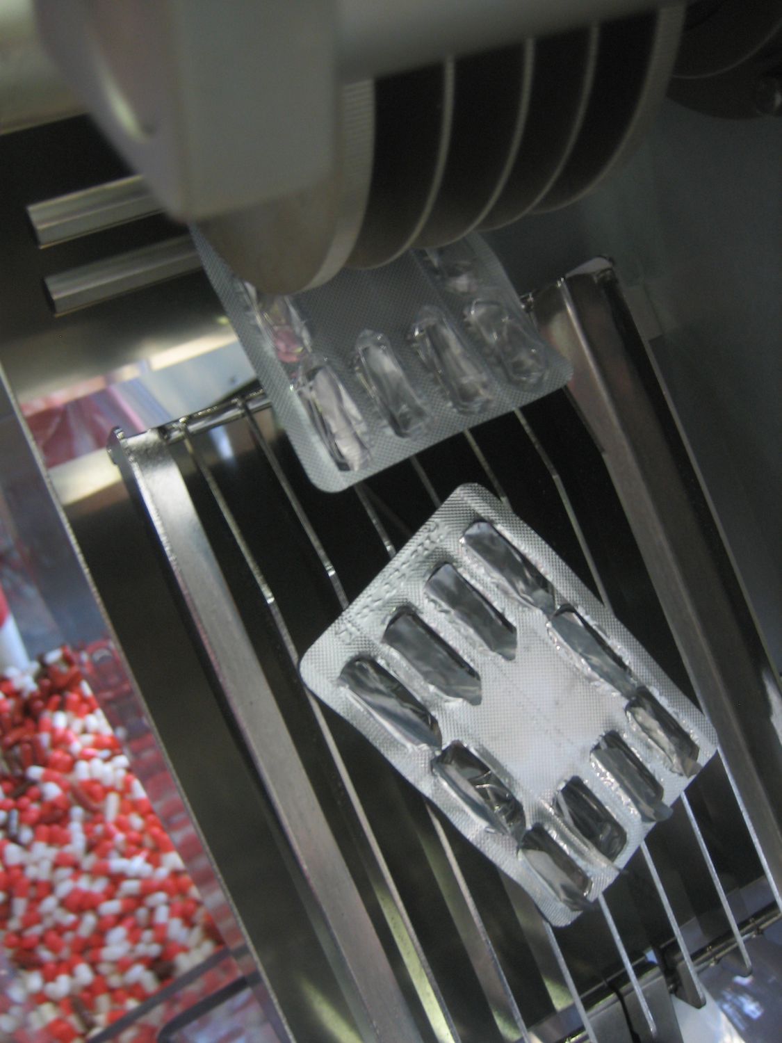 Semi deblister machine - Simpaty - F 130 - O.M.A.R. Pharmaceutical ...