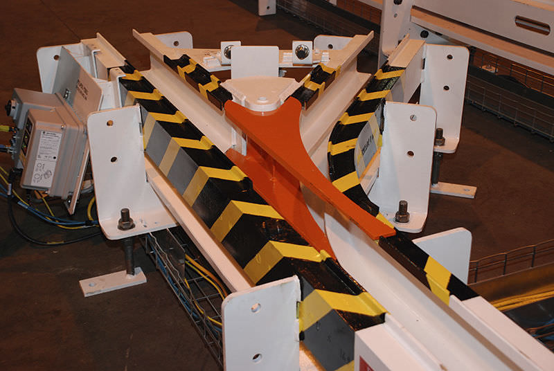 Skate wheel conveyor - Daifuku webb - inverted / horizontal / floor-mounted