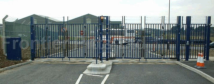 Folding gate - max. 12 000 mm - Frontier-Pitts - high-speed