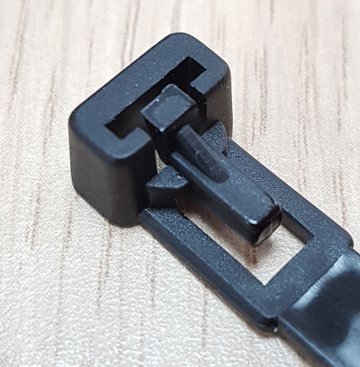 Polyamide cable tie - UVZIPR - Universeal (UK) Ltd