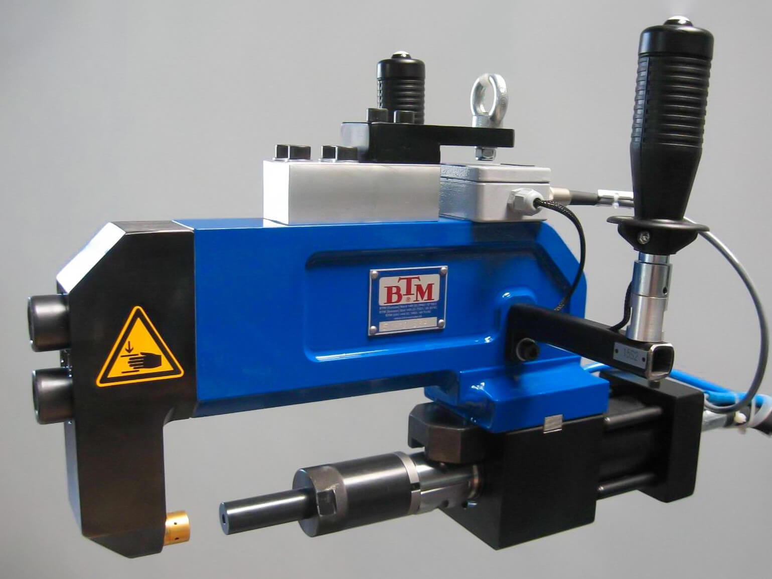 Pneumatic clinching hand tool - BTM Europe Blechverb. GmbH