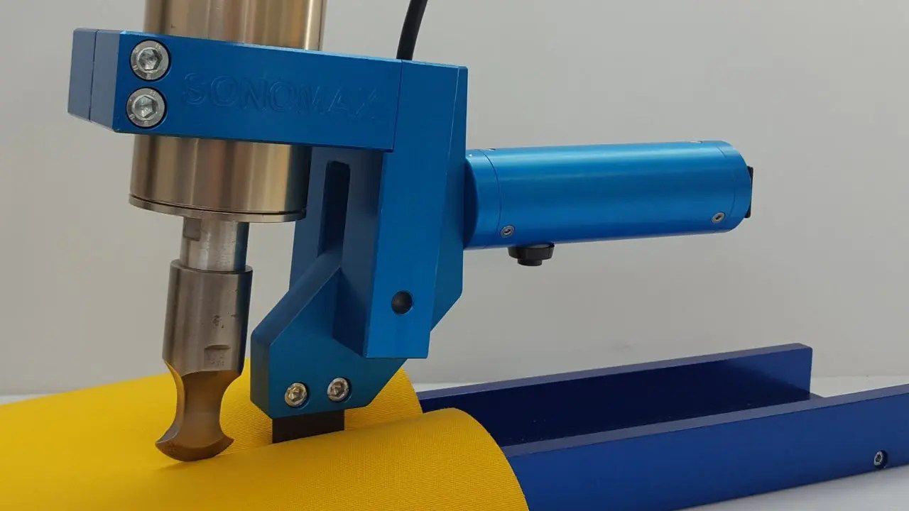 Ultrasonic cutting system - SONOMAX ULTRASONIC - blade / for fabrics ...