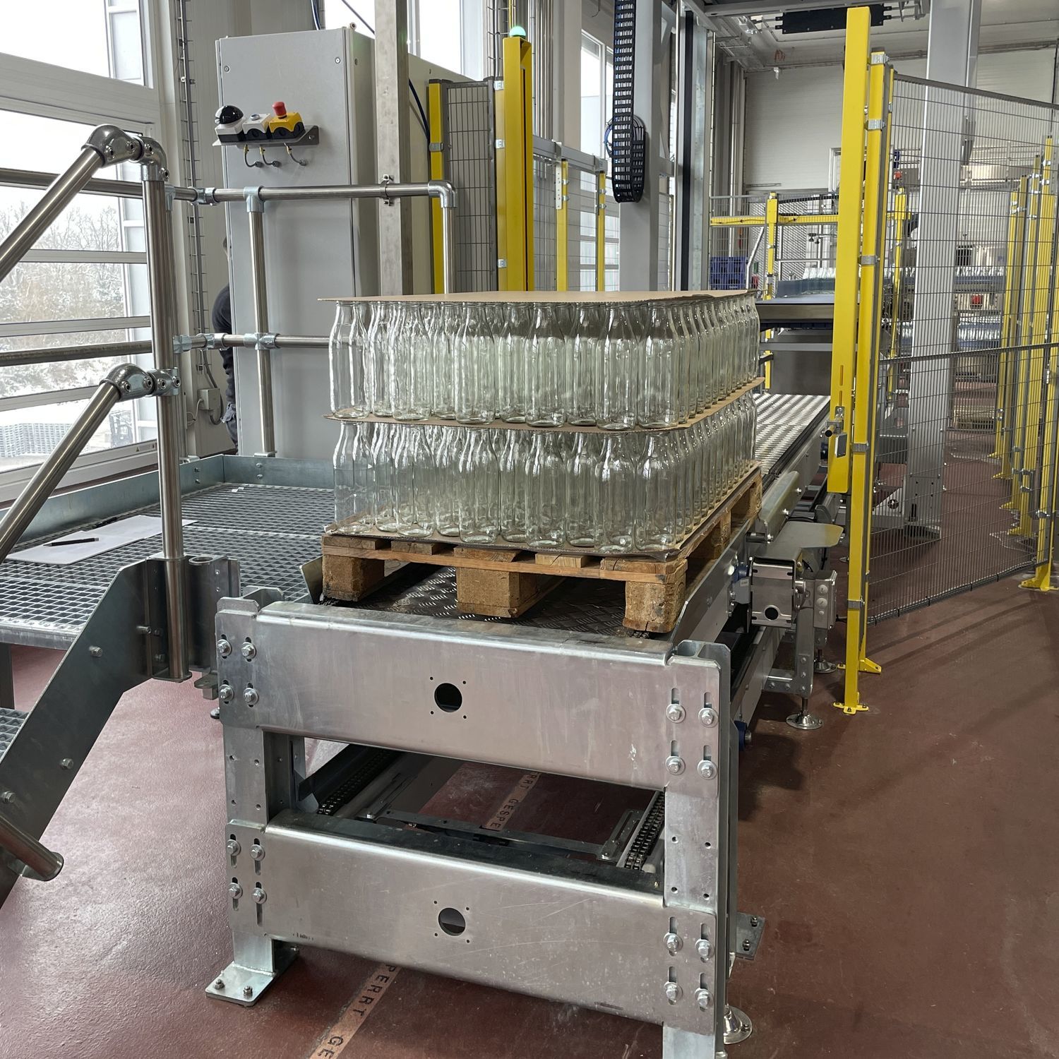 Sweep-off layer depalletizer - LayerDepal LC - Insar d.o.o. - for glass ...