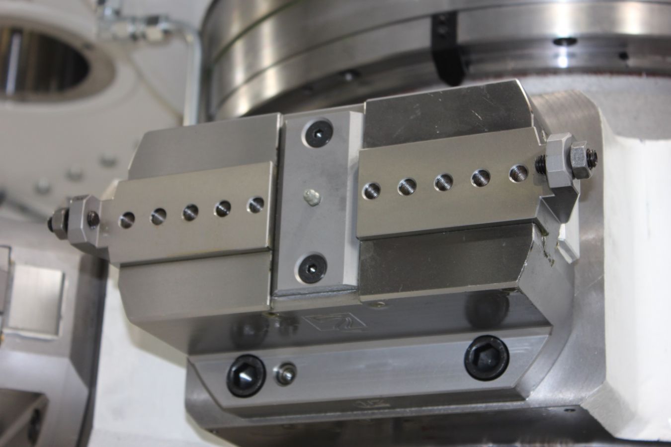 Workpiece clamping chuck - Riello Macchine Transfer