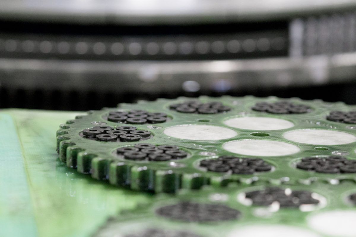 Surface grinding - Helvoet Rubber & Plastic Technologies B.V. - metal ...