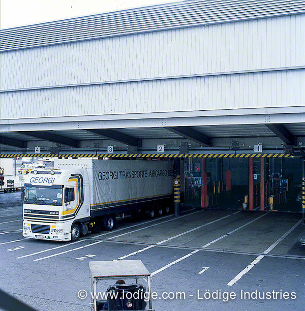 Loading dock for aeronautical applications - Lödige Industries