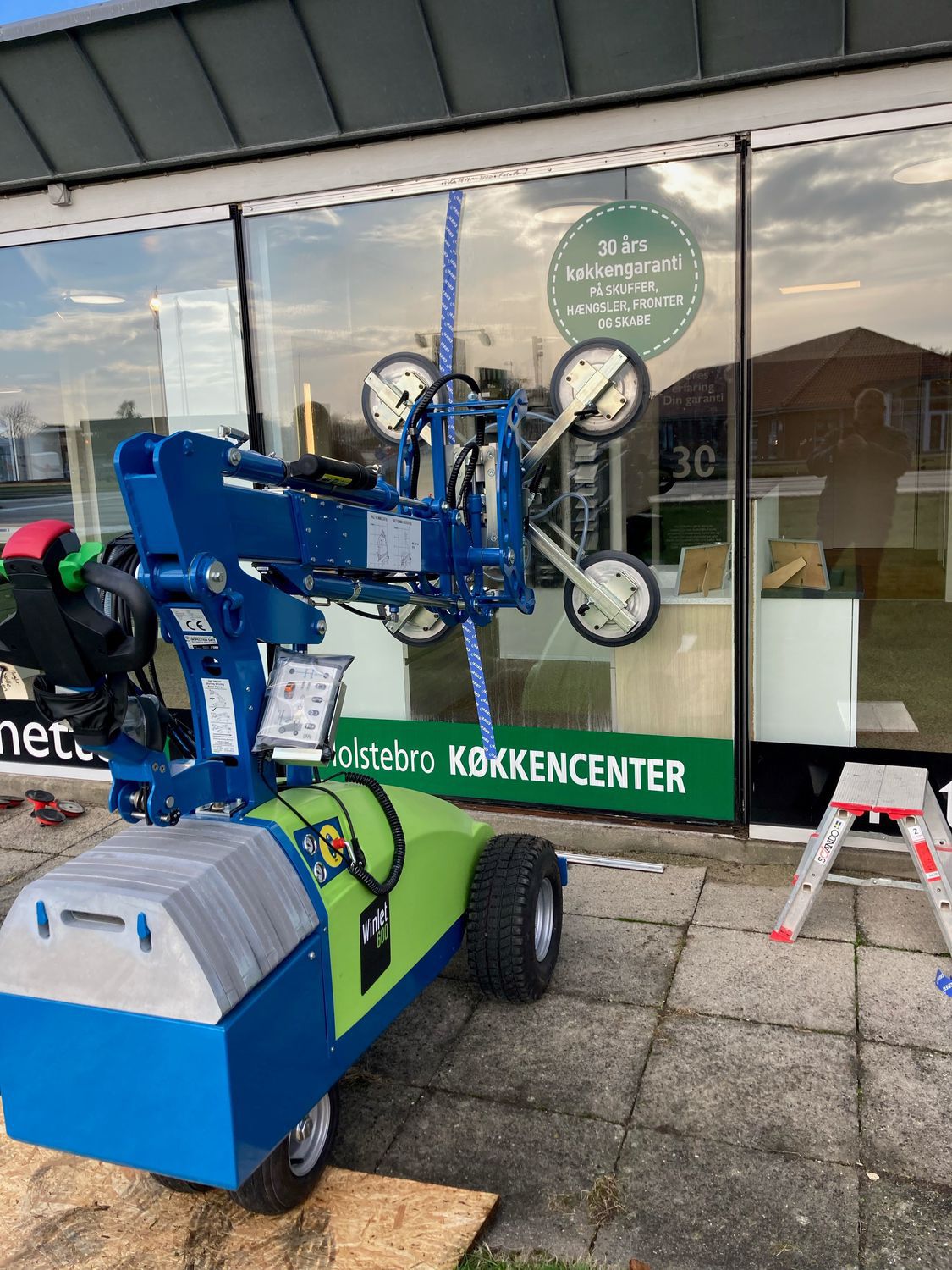 Mini crane with suction cup - Winlet 600 - GMV Handling A/S - mobile ...
