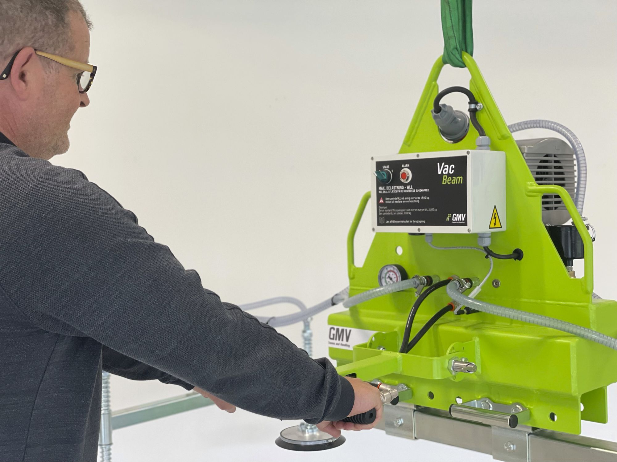 Industrial vacuum lifting device - VacBeam Medium - GMV Handling A/S ...