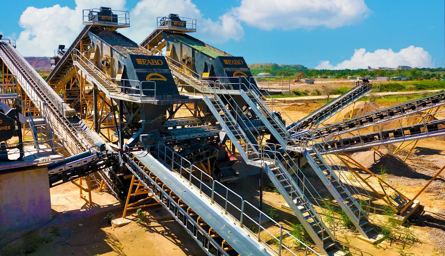 Crusher loading screener - TE-2260 - Fabo Crushing Screening & Concrete ...