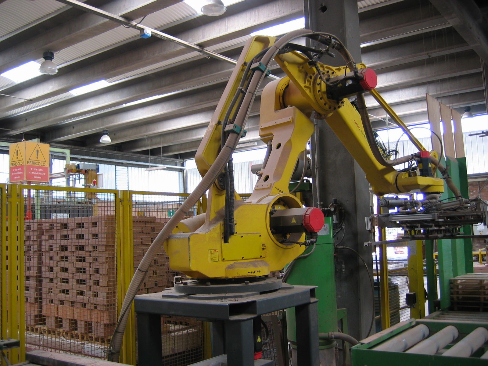 Robotic palletizer and depalletizer - ROBOBRICK - Ferrari & Cigarini ...
