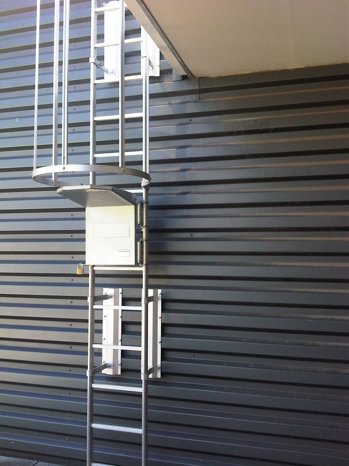 Galvanized steel ladder guard - AC600 - Coutier Industrie - for caged ...