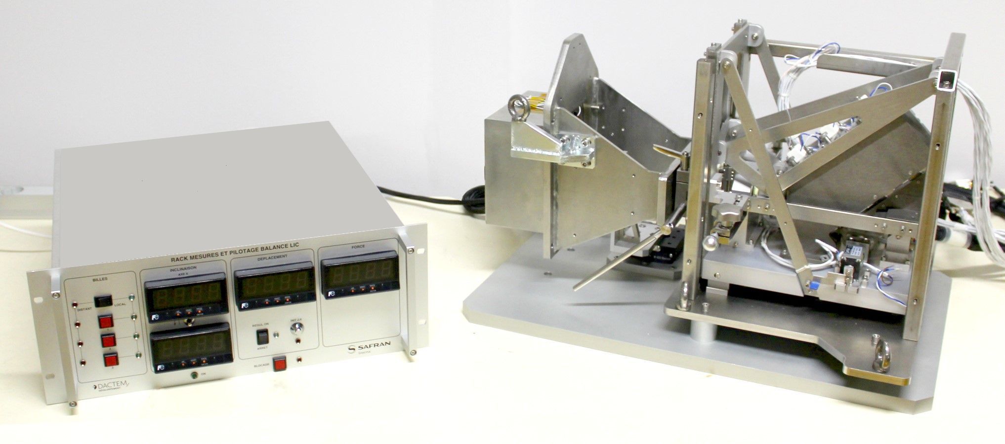 Thrust measuring instrument - DAM Group - for plasmic thrusters