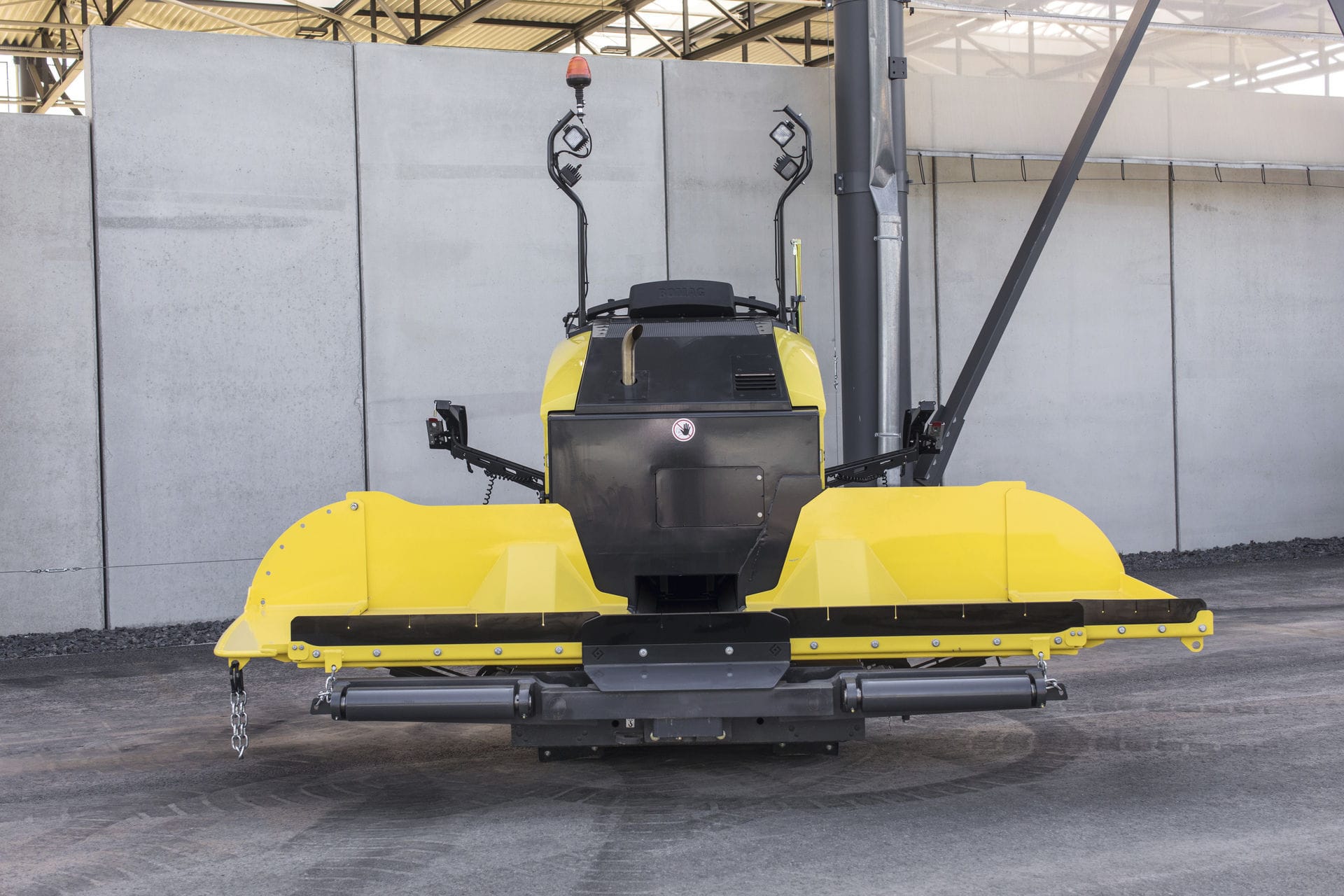 Asphalt paver - BF 200 C-2 - BOMAG - feeder