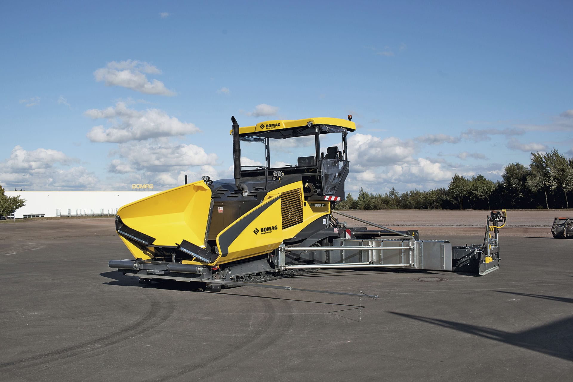 Asphalt paver - BF 900 C - BOMAG - crawler / machine / conveyor