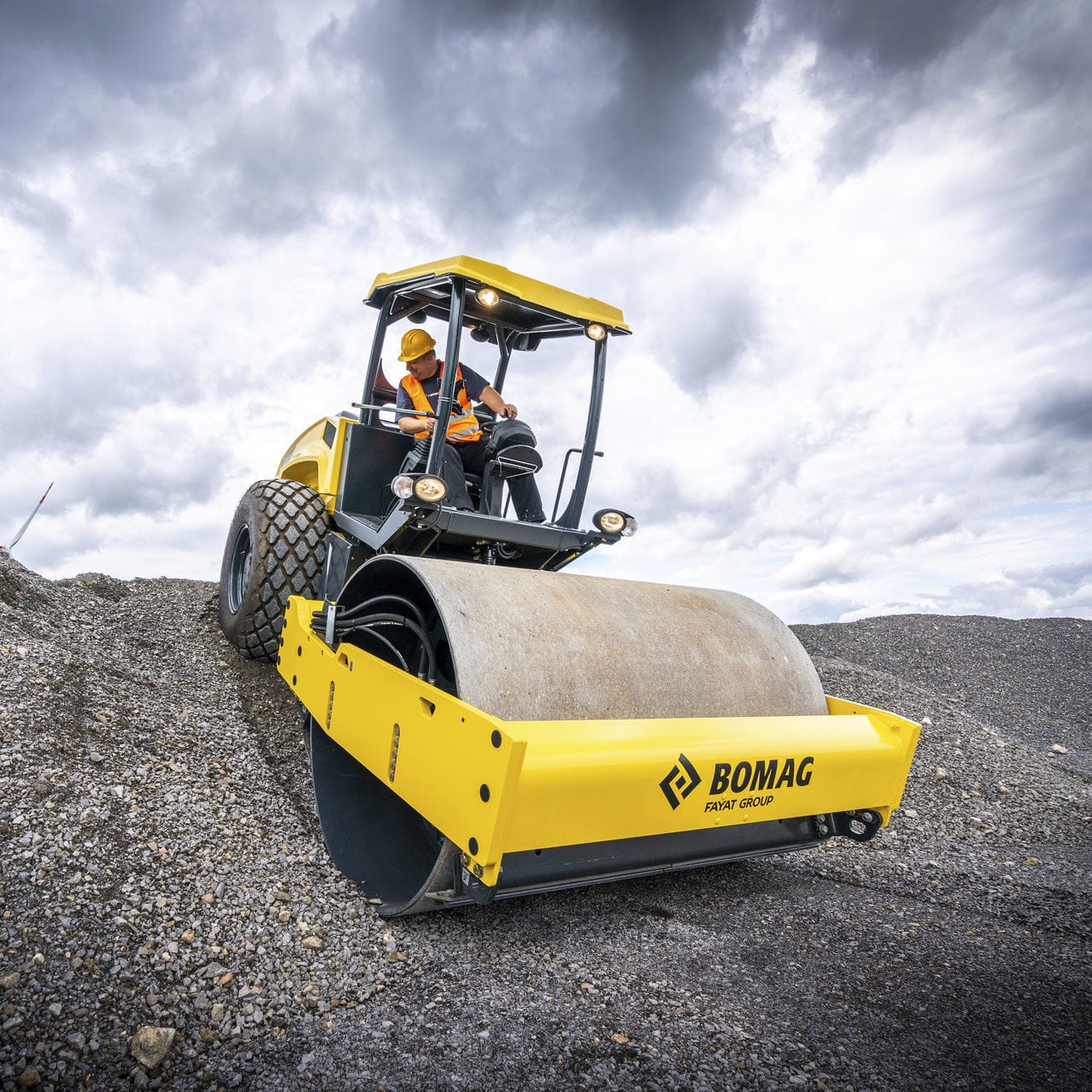 Single-cylinder road roller - BW 212 PD-5 SL - BOMAG - robust / articulated / smart
