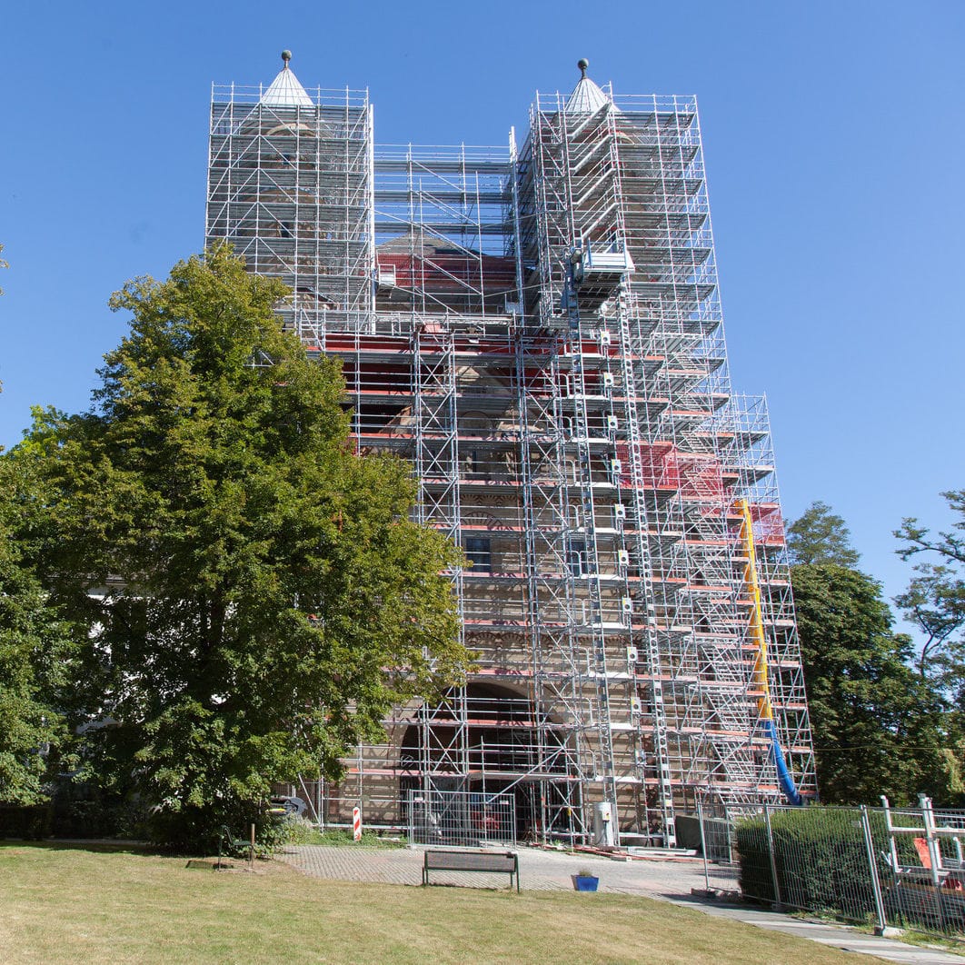 Fixed scaffolding - assco futuro - ALTRAD plettac assco GmbH - facade ...