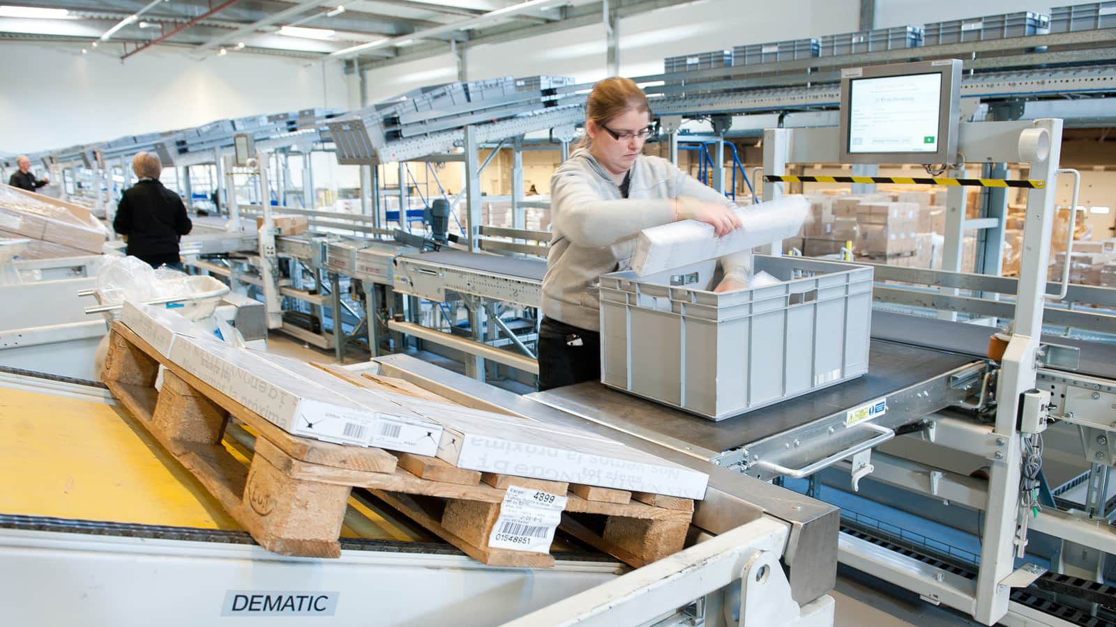 Robotic palletizer and depalletizer - DEMATIC - for warehouse ...