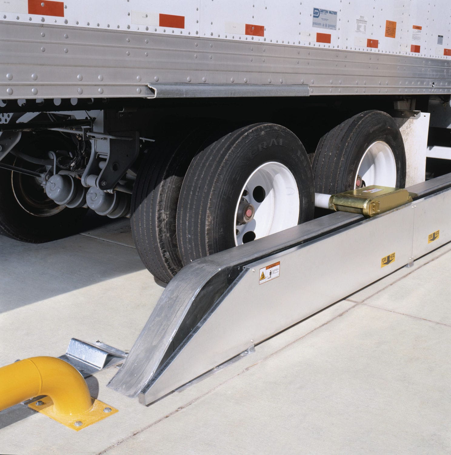Hydraulic restraint system - GWL-2300 Global Wheel-Lok™ - Rite-Hite ...