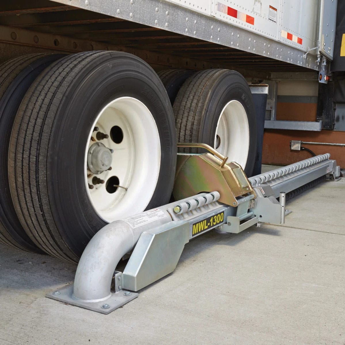 Vehicle restraint system - MWL-1300 Manual Wheel-Lok™ - Rite-Hite