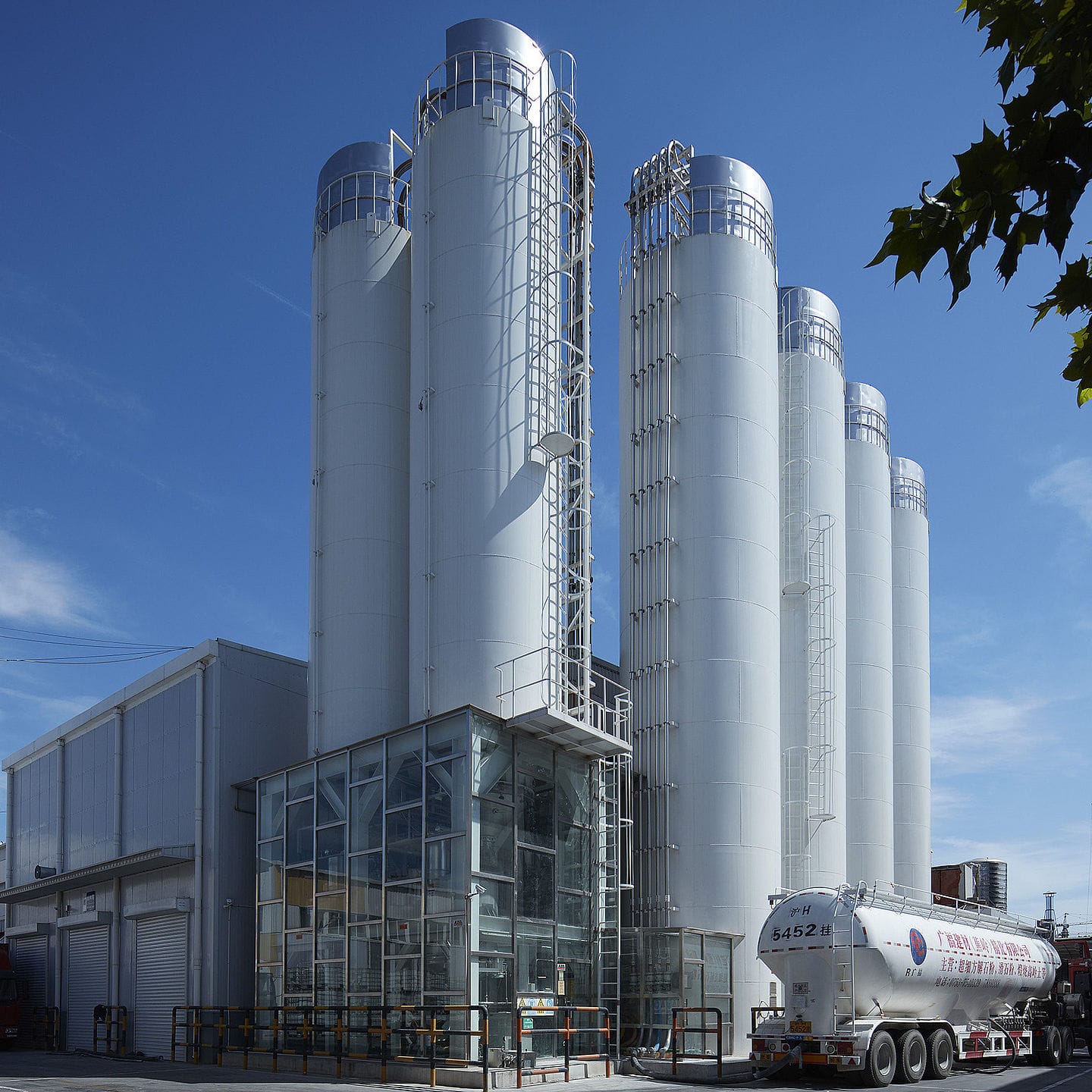 Silo with vibrating bottom - AZO Group - bulk / for chemicals / for ...