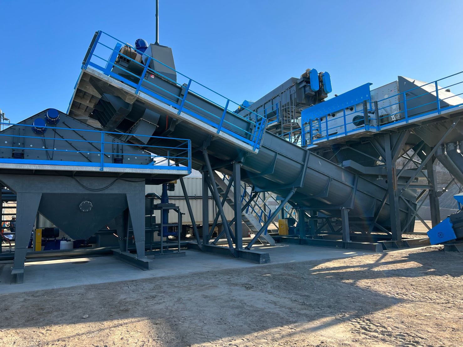 Construction screener - Polygonmach - centrifugal / mobile / for bulk ...