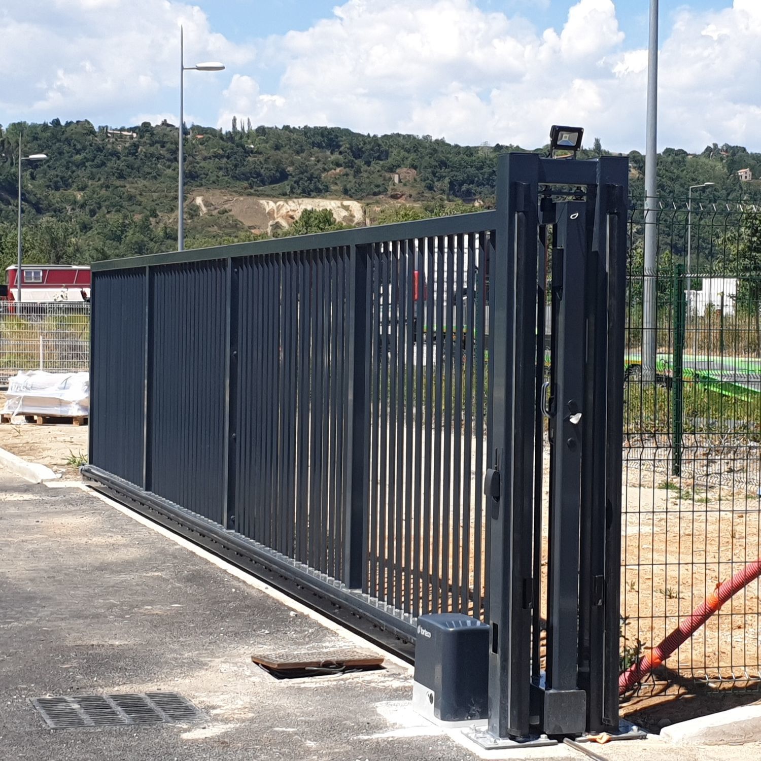 Sliding gate - Skena - DEMEX - motorized / galvanised steel / platinum