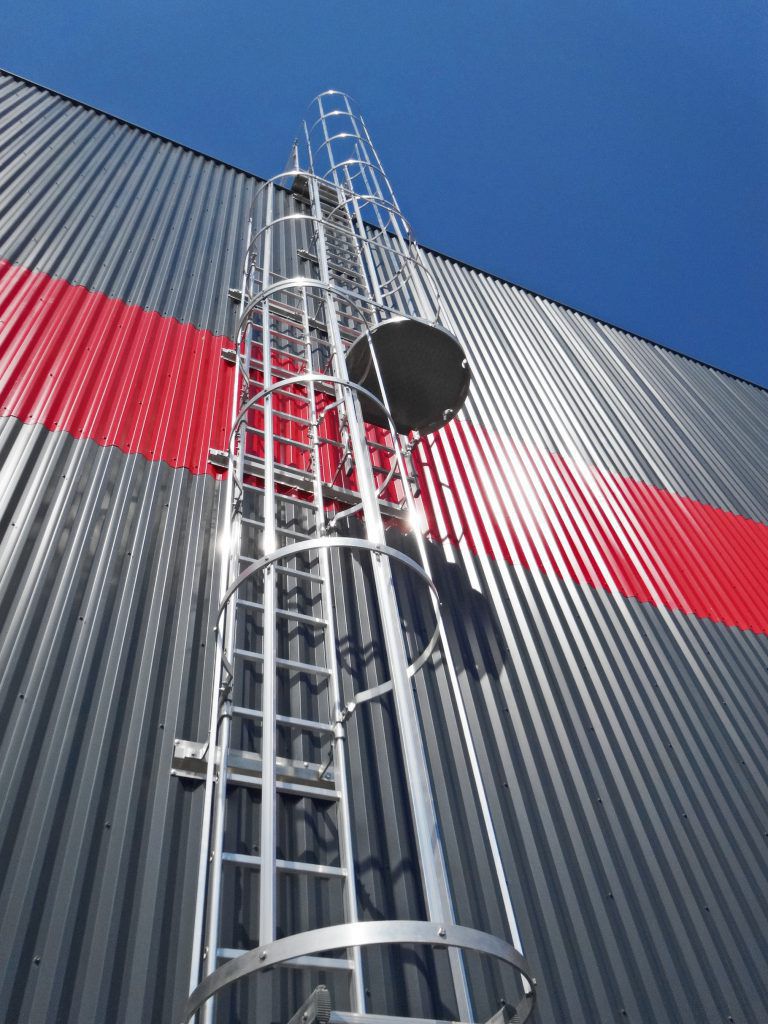 Caged ladder exit - FORTAL