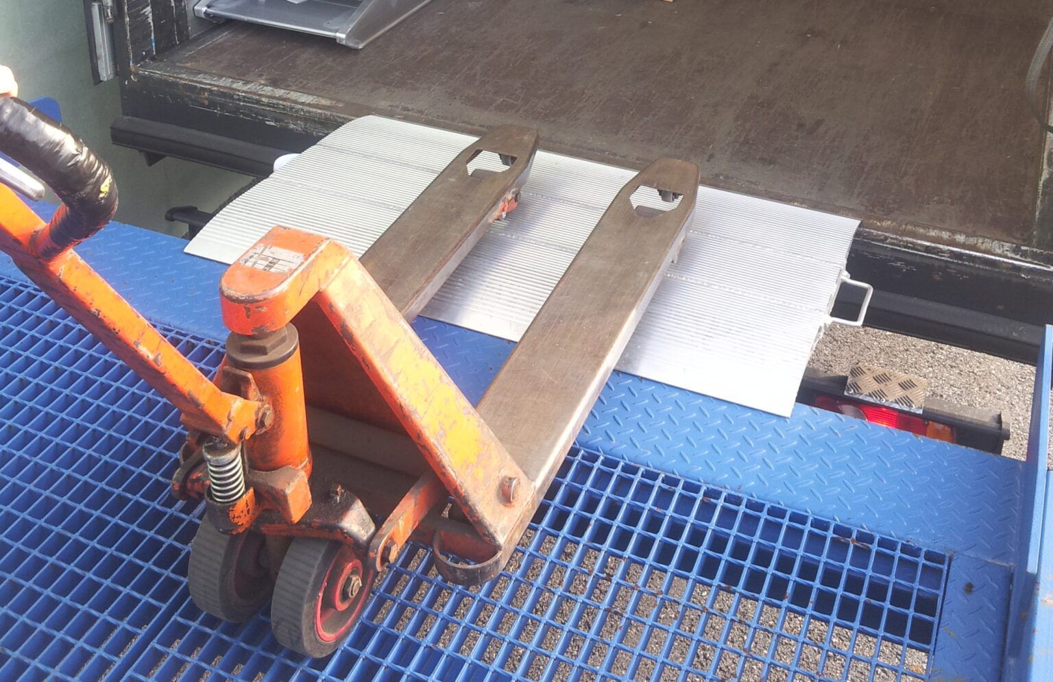 Loading platform - BG series - DEFINITIVE CLM SRL - mobile / pallet ...