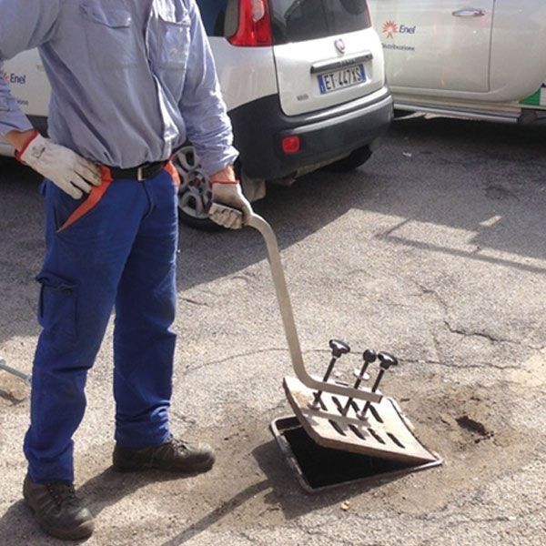 Manual manhole cover lifter - LB8 - Italifters