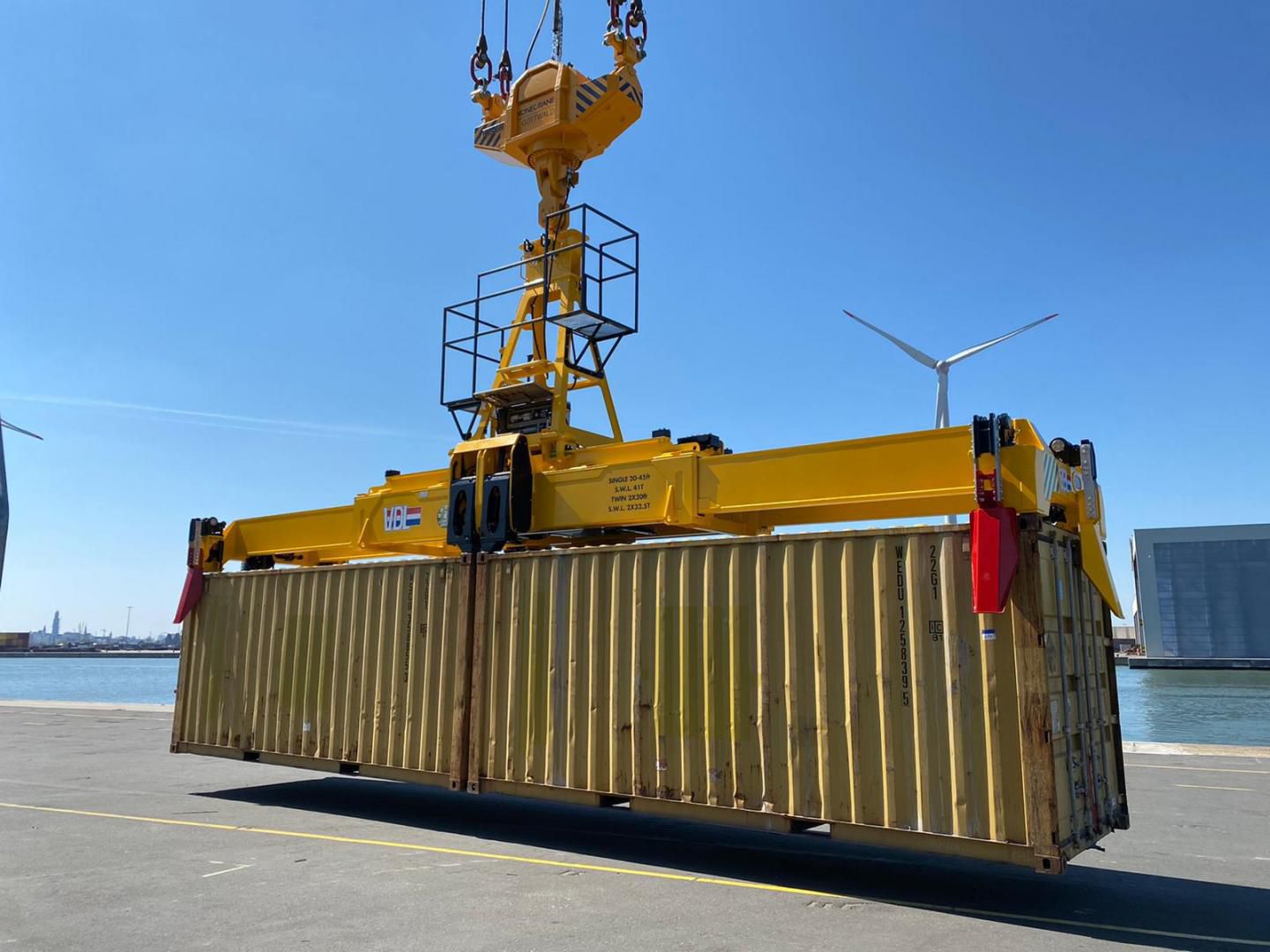 Container lifting device - VDL Container Systems BV
