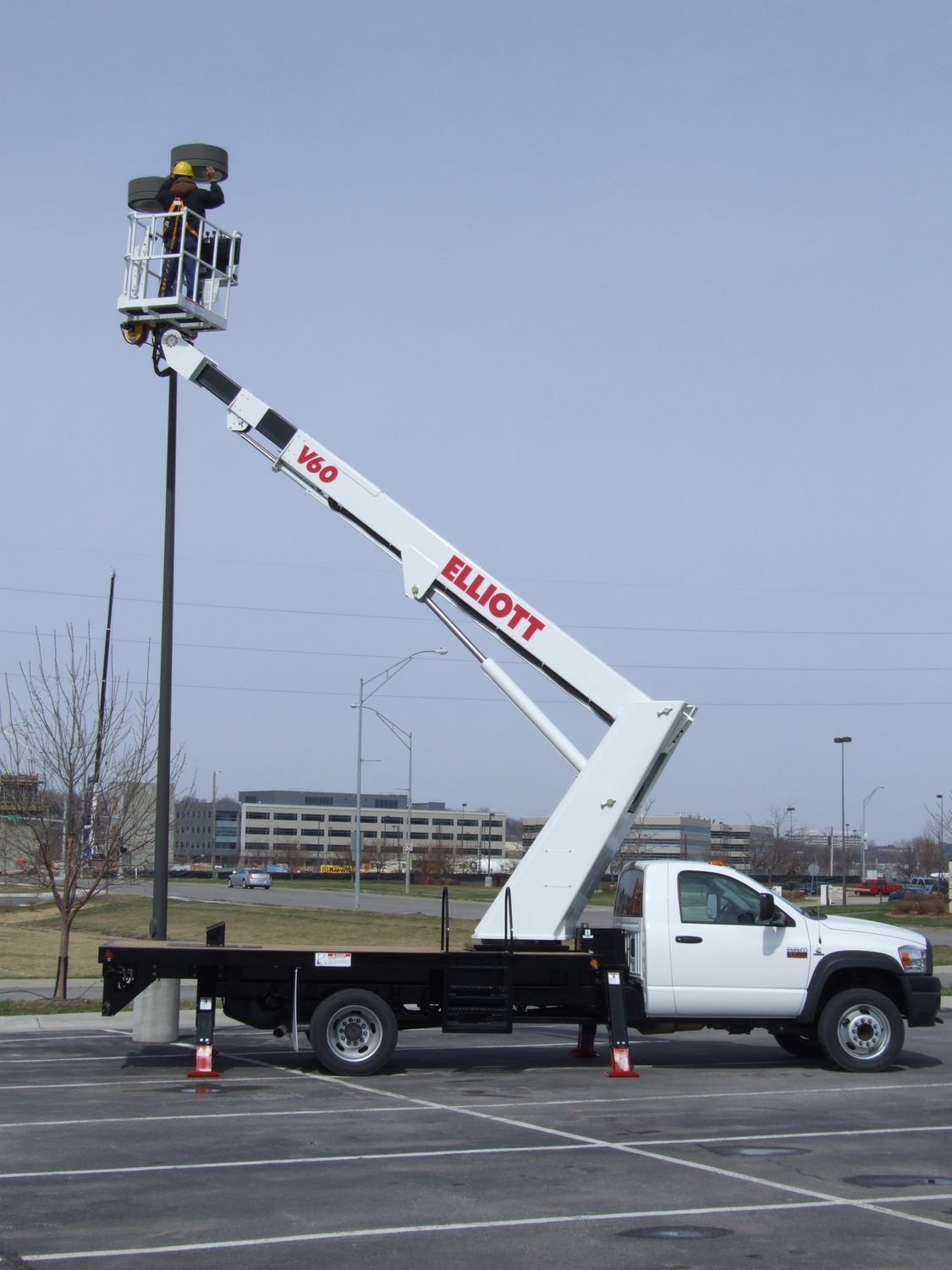 Truck-mounted articulated boom lift - max. 227 kg, 19.2 m | V60F ...