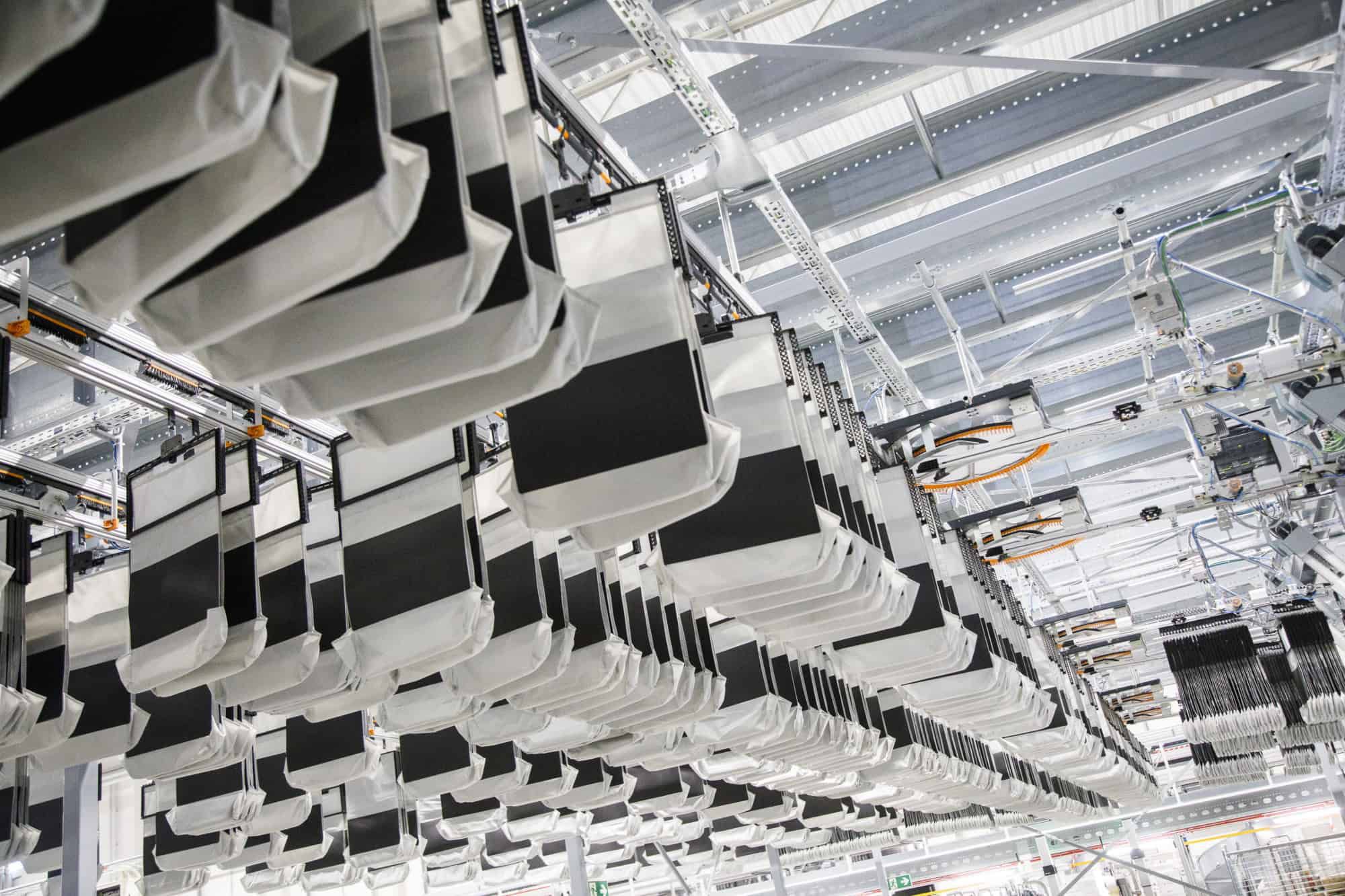 Automated materials handling system - AIRTRAX - VANDERLANDE - modular ...