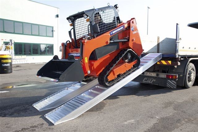 Mobile loading ramp - 1 500 - 5 000 mm, 200 - 14 000 kg - C.L.M
