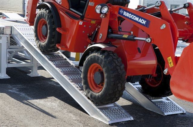 Aluminum loading ramp - 2 500 - 4 500 mm, 3 000 - 12 173 kg - C.L.M