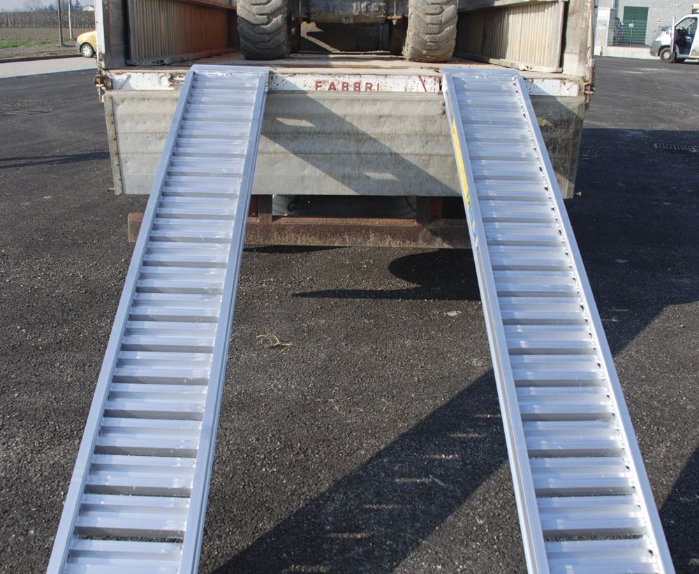 Aluminum loading ramp - 2 500 - 4 500 mm, 1 300 - 12 173 kg - C.L.M