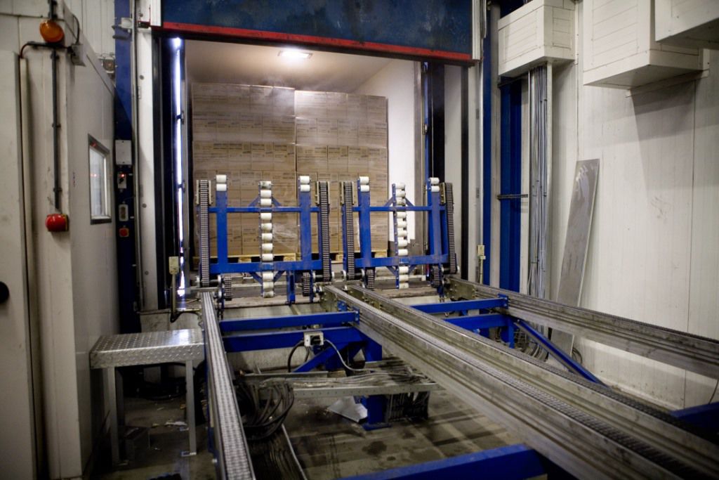 Pallet loading and unloading system - Ancra Systems B.V. - truck / with ...