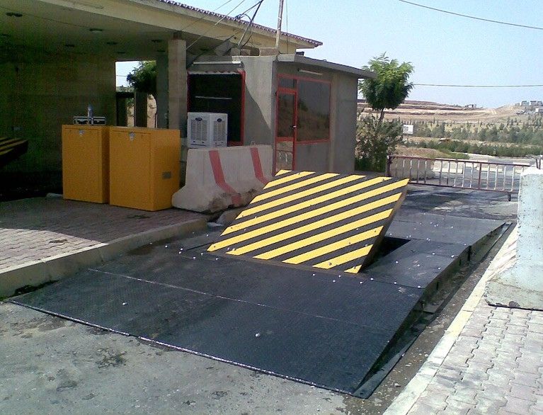 Hydraulic retractable bollard - 4 000 x 9 200 x 240 mm, 6 s, PAS 68 ...