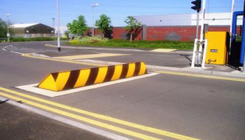 Hydraulic retractable bollard / road blocker - 2 150 x 735 x 570 mm ...