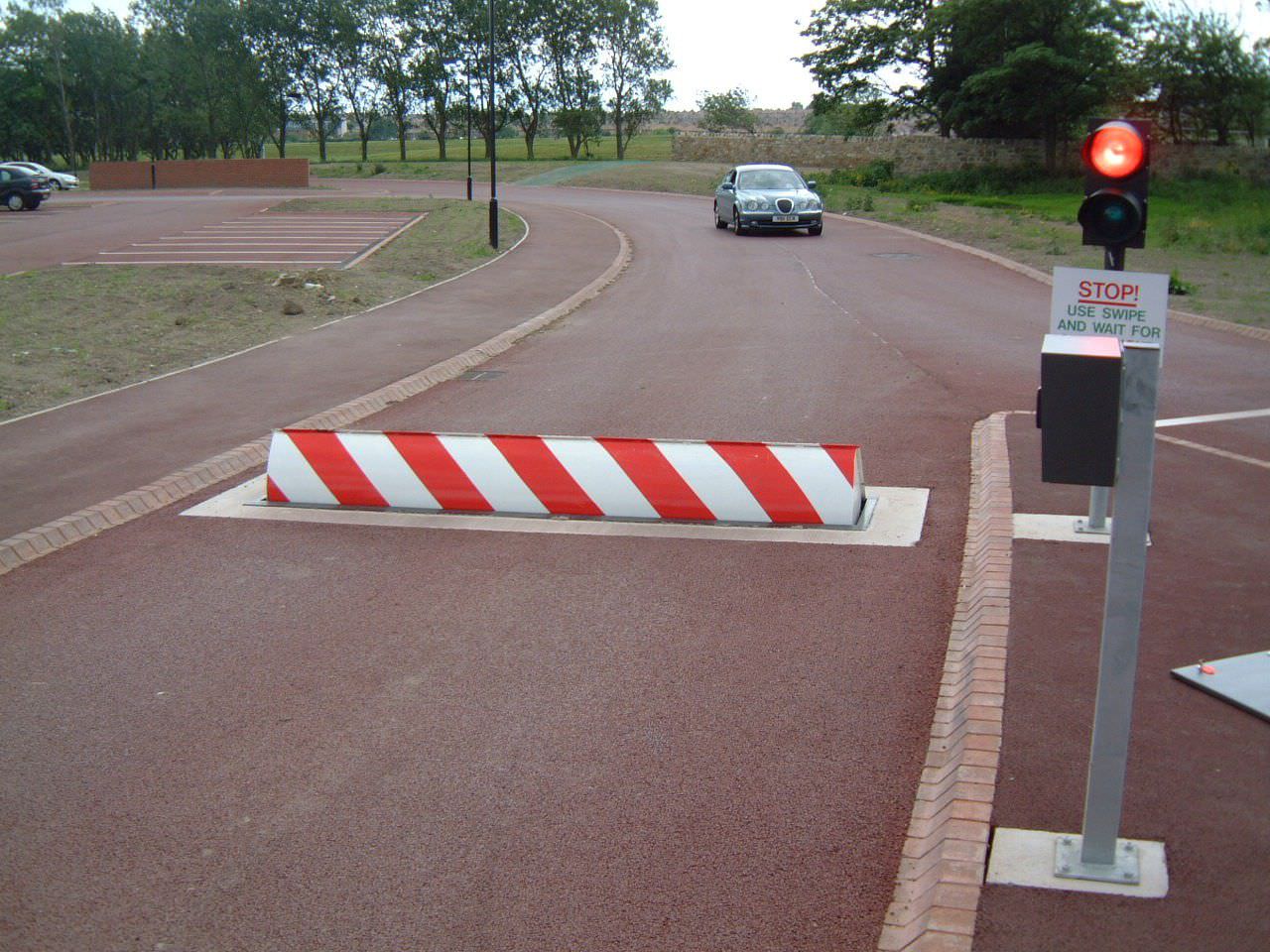 Hydraulic retractable bollard / road blocker - 2 150 x 735 x 570 mm ...