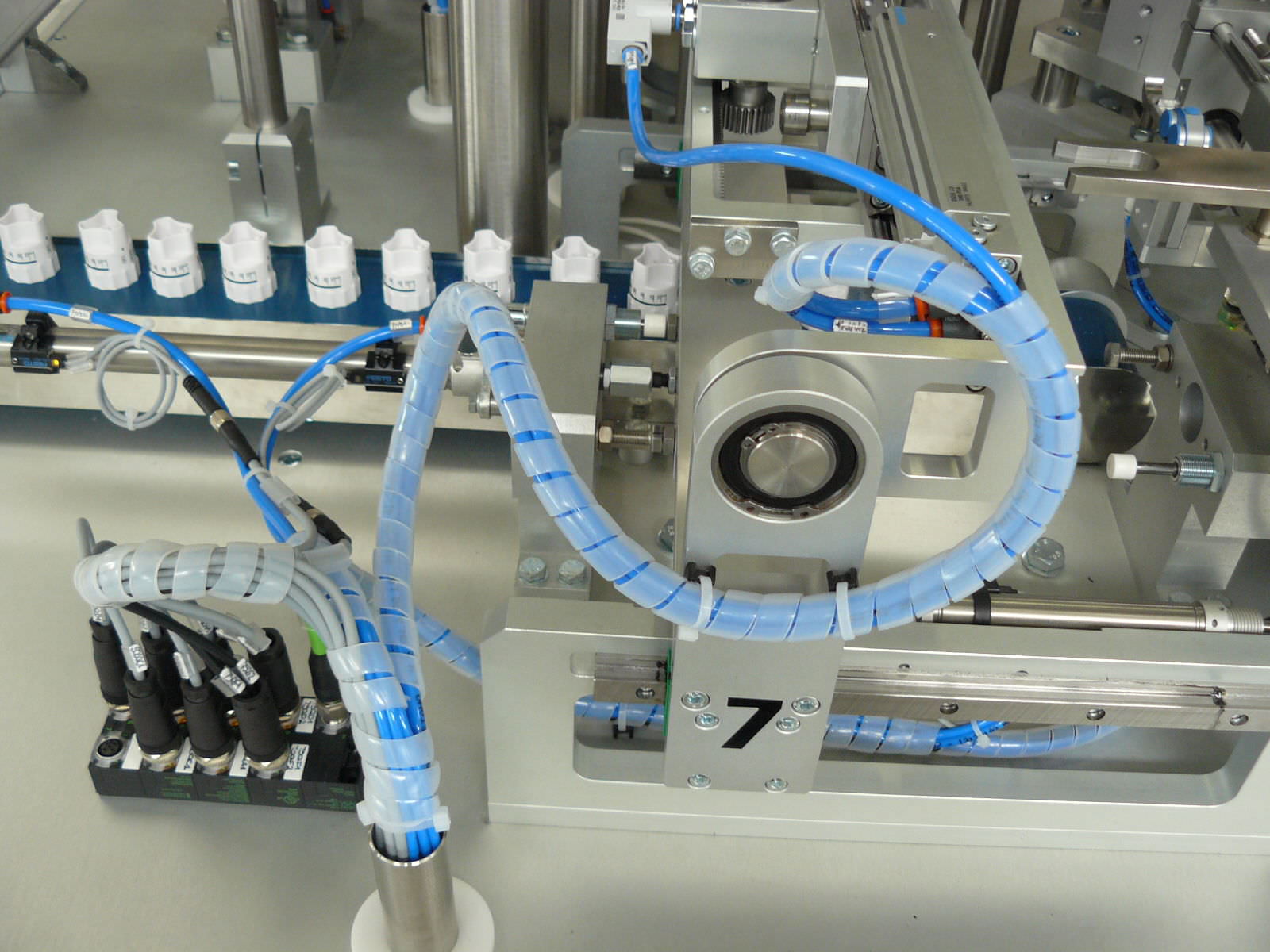 Automatic assembly machine - A UNO TEC SRL - for industrial applications