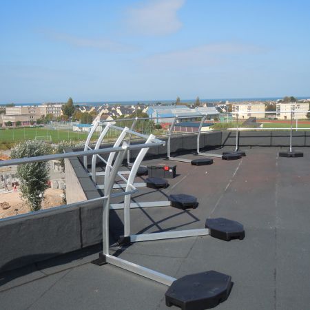 Free-standing railing - IRUDEK 2000 S.L. - steel