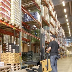 Cat Electric stacker trucks - All the products on DirectIndustry