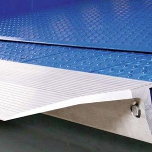 Hydraulic dock leveler - DL6010SA - ASSA ABLOY Entrance Systems - swing-lip