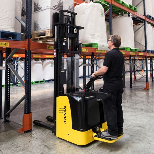 Electric stacker truck - 15ESR - HYUNDAI HEAYY INDUSTRIES - ride-on ...