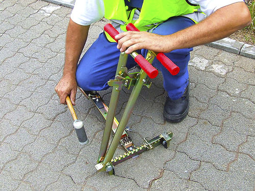 Paving block extractor - Saur