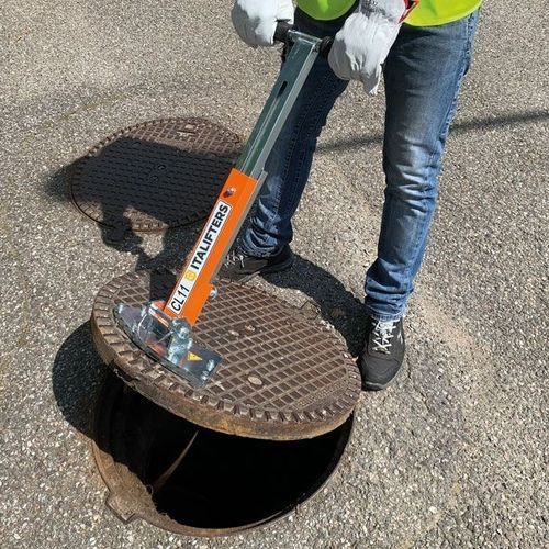 Manual manhole cover lifter - CL11 - Italifters - magnetic / wheeled